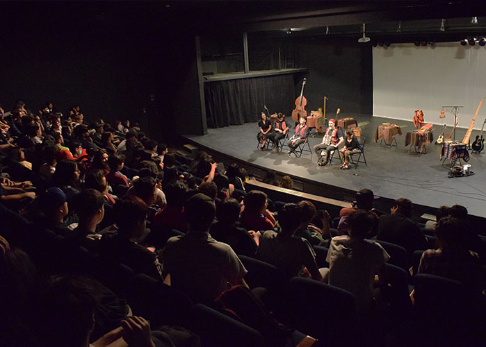 Estudiantes de liceos PACE UC vuelven presencialmente al Teatro UC